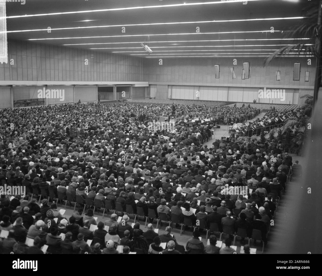 Singing group audience Black and White Stock Photos & Images - Alamy