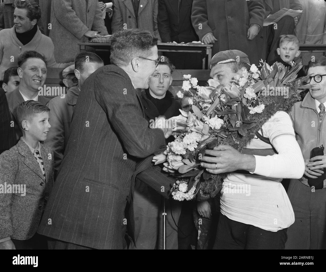 Cycling finish hi-res stock photography and images - Alamy