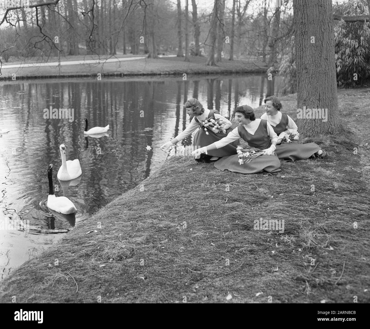 Haarlem flower girls in Keukenhof Lisse en Linnaeushof at Bennebroek ...