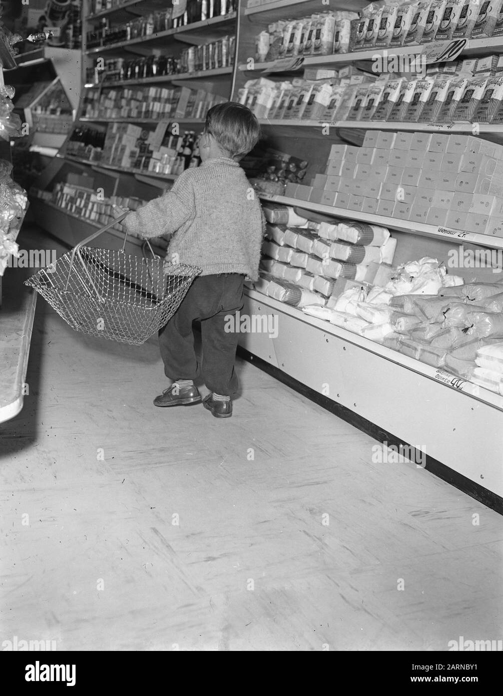 Self service shopping 1950s hi-res stock photography and images - Alamy