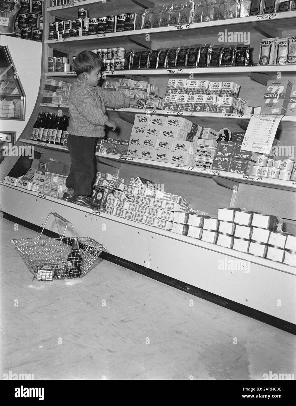Grocery shopping 1950s hi-res stock photography and images - Alamy