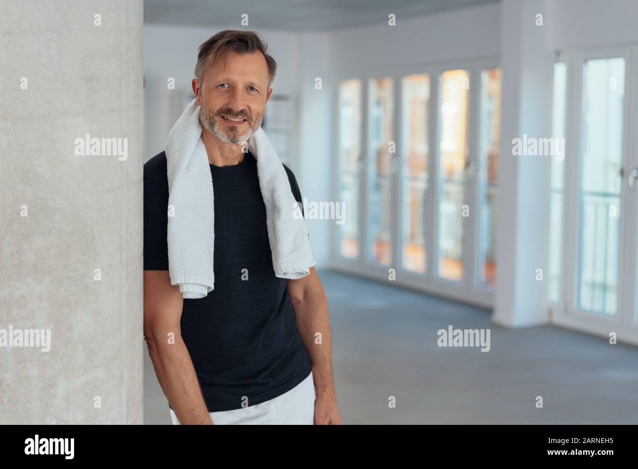 Fitness wall leaning man hi-res stock photography and images - Alamy