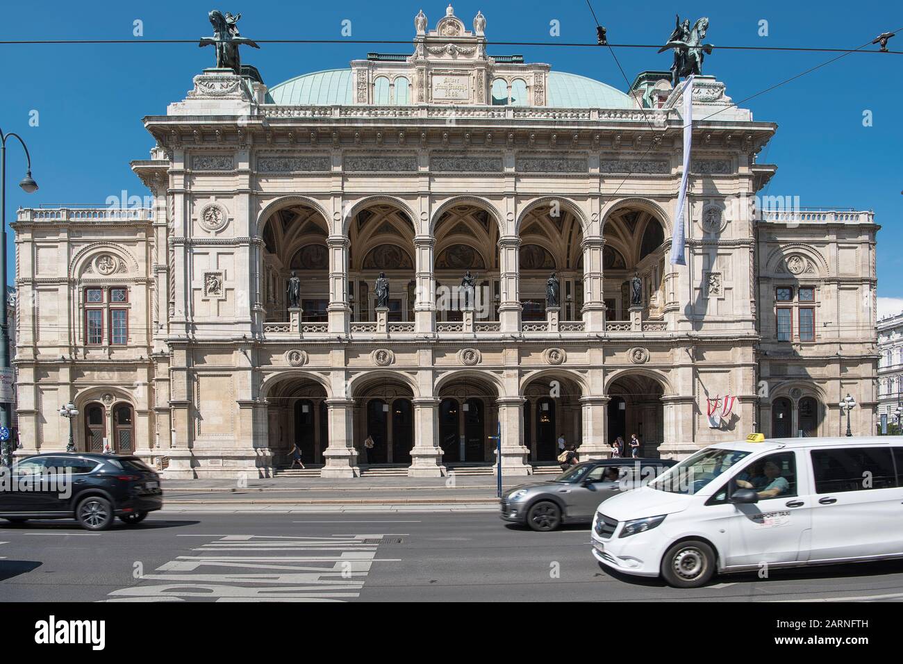 Opera houses hi-res stock photography and images - Alamy