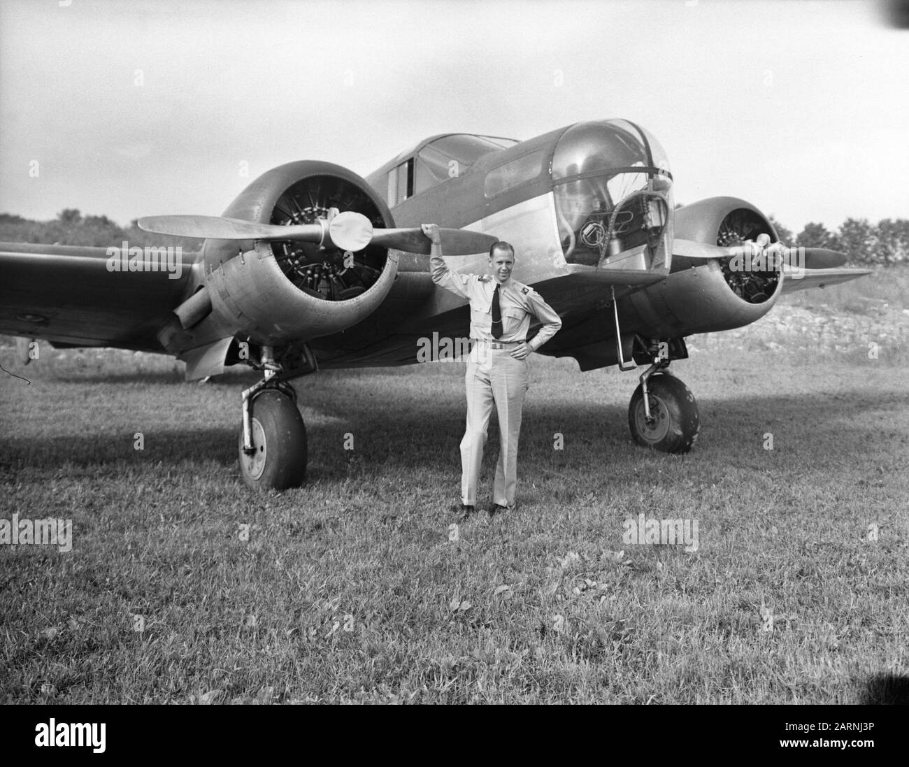 Award of the banner of the Military Aviation of the KNIL and the flag ...