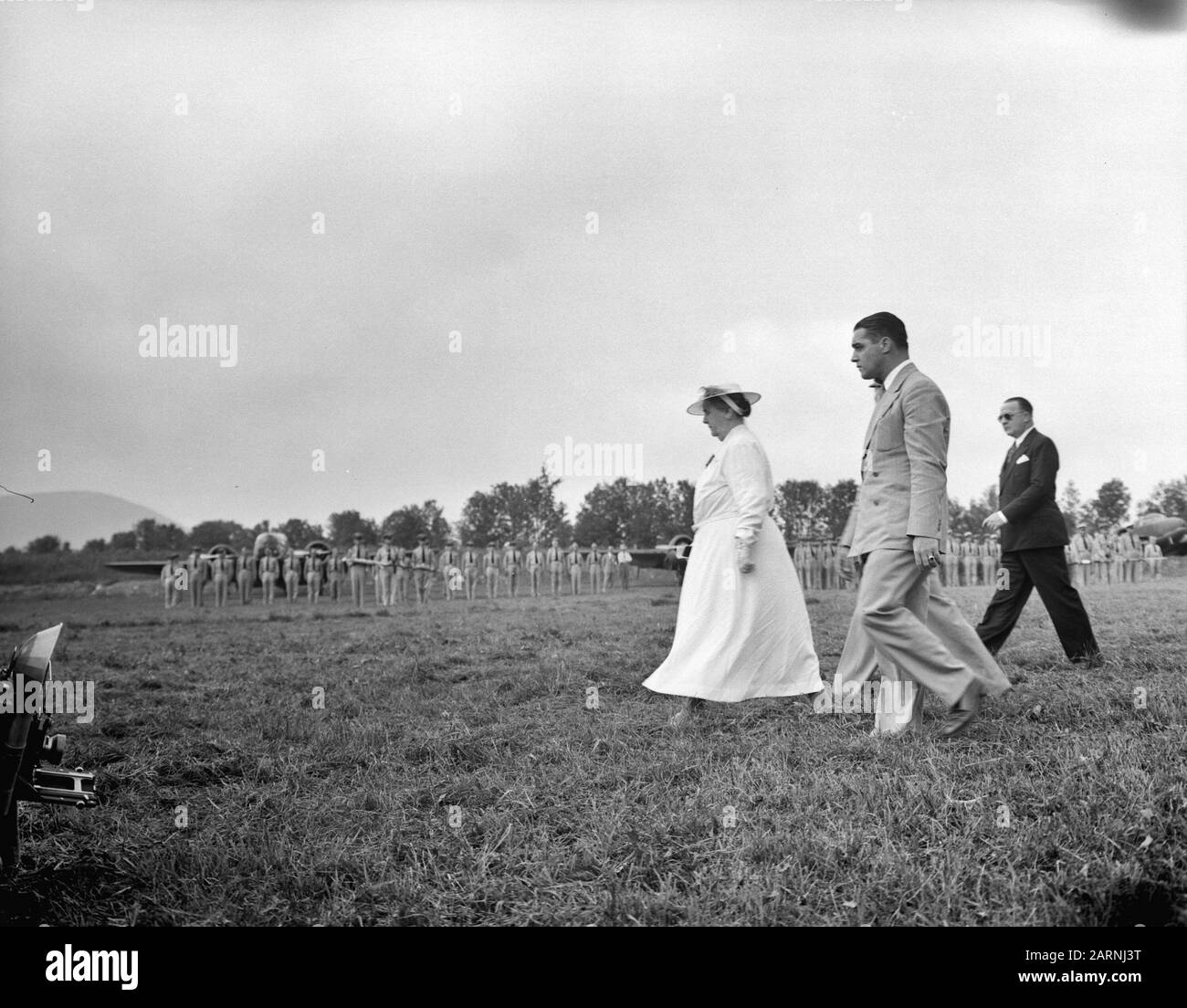 Award of the banner of the Military Aviation of the KNIL and the flag ...