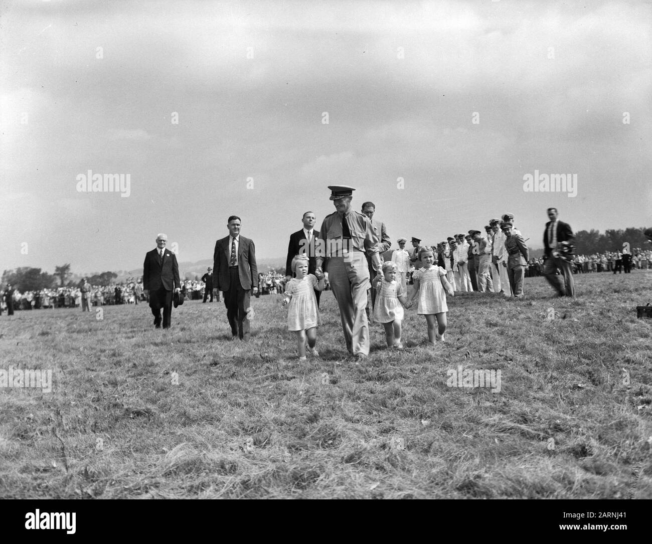 Award of the banner of the Military Aviation of the KNIL and the flag ...