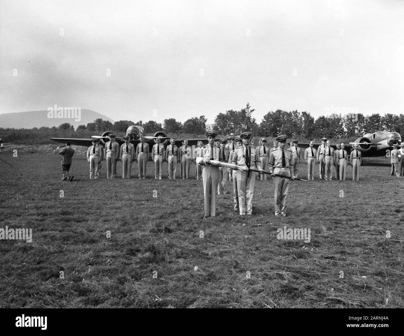 Award of the banner of the Military Aviation of the KNIL and the flag ...