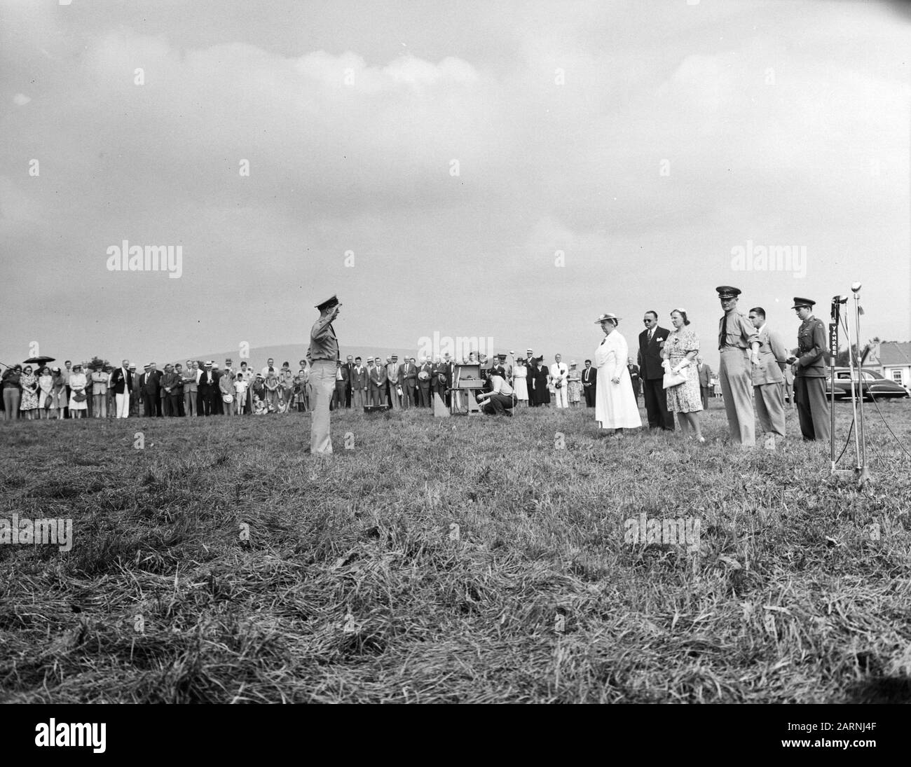 Award of the banner of the Military Aviation of the KNIL and the flag ...