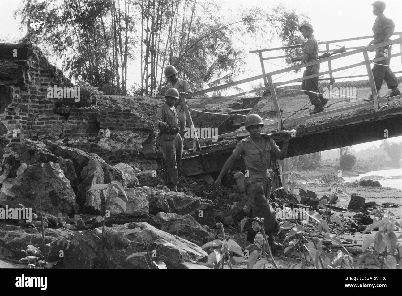 Destroyed bridge military hi-res stock photography and images - Alamy