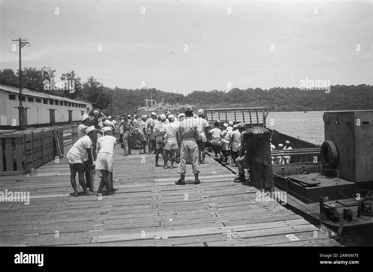 Operation near Keboemen, Tjilatjap Unloading of crates from a landing ...