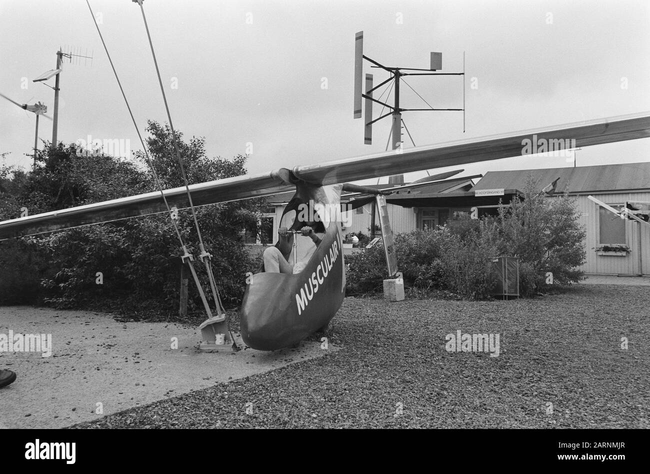 Inventor Gunther Rochelt with aircraft of 25 kg. on manifestation ...