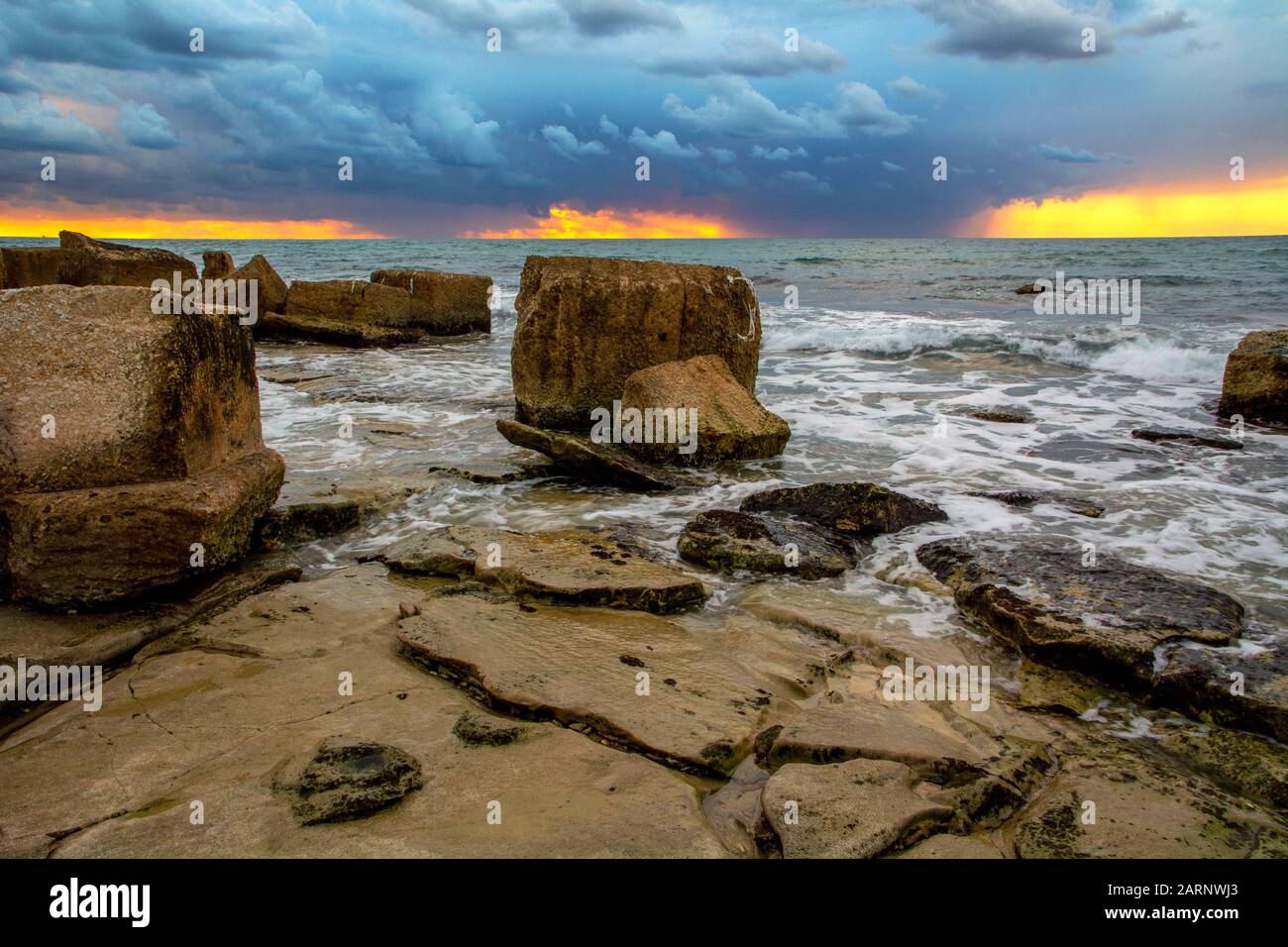 Thundercloud over ocean hi-res stock photography and images - Alamy