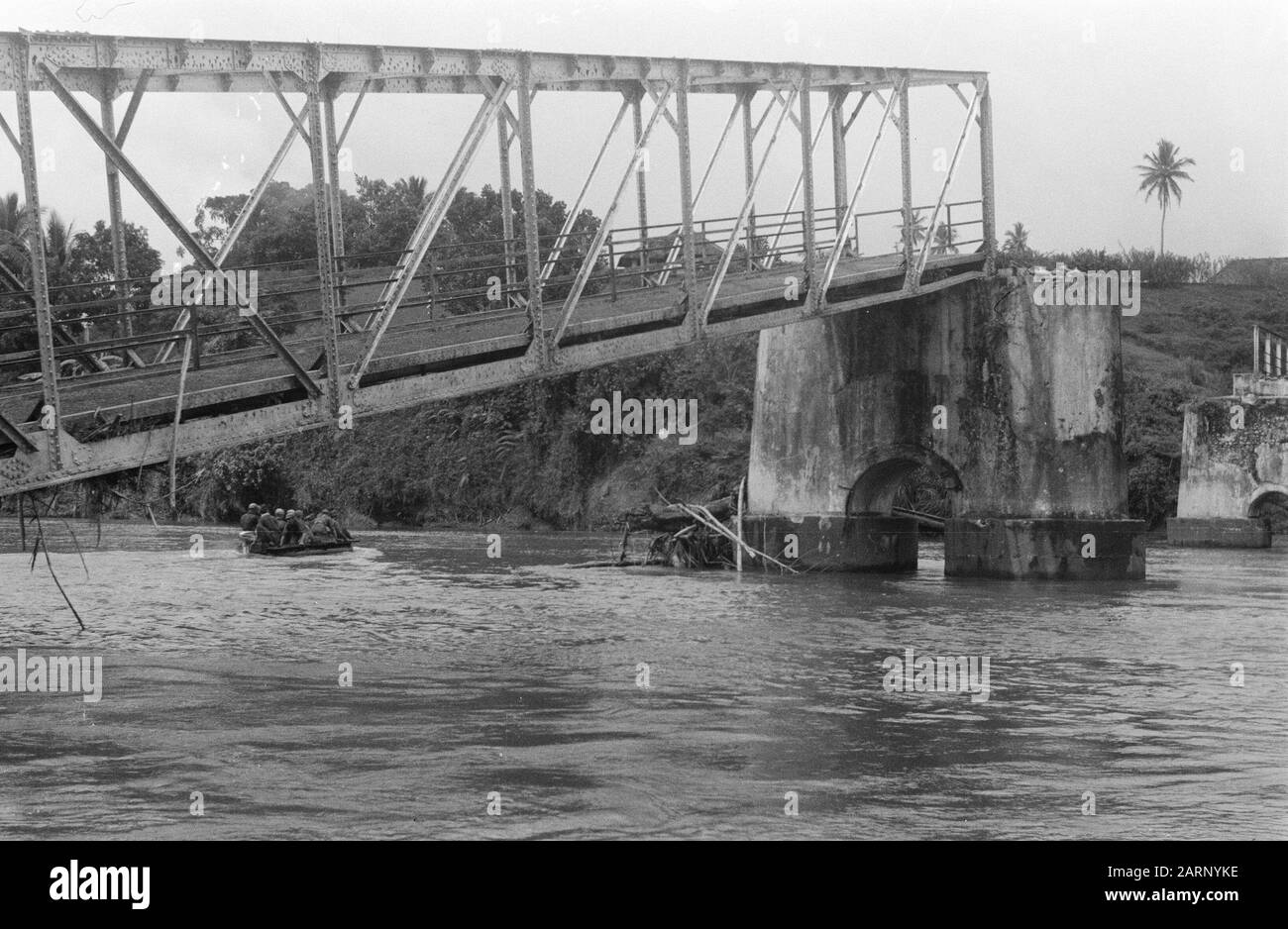 Outboard motor on raft hi-res stock photography and images - Alamy