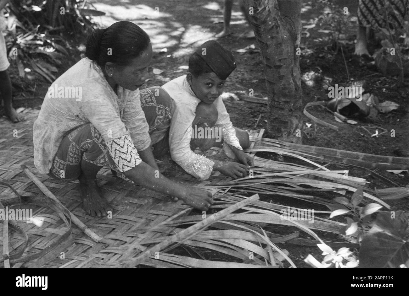 Braiding atap leaves hi-res stock photography and images - Alamy