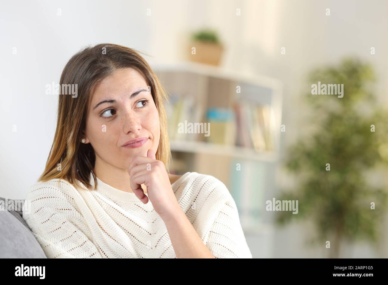 Woman girl sitting side side hi-res stock photography and images - Alamy