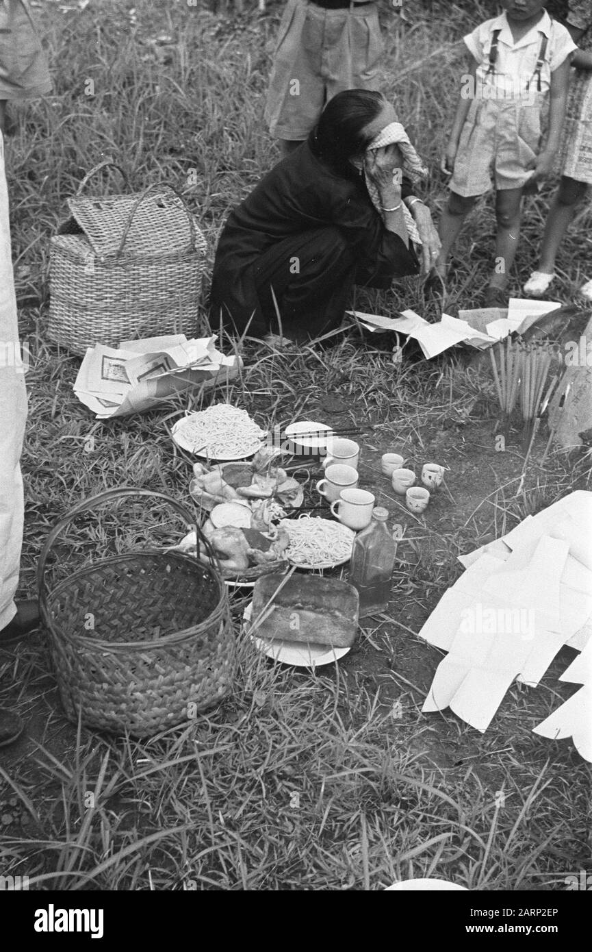 Woman crying grave hi-res stock photography and images - Alamy