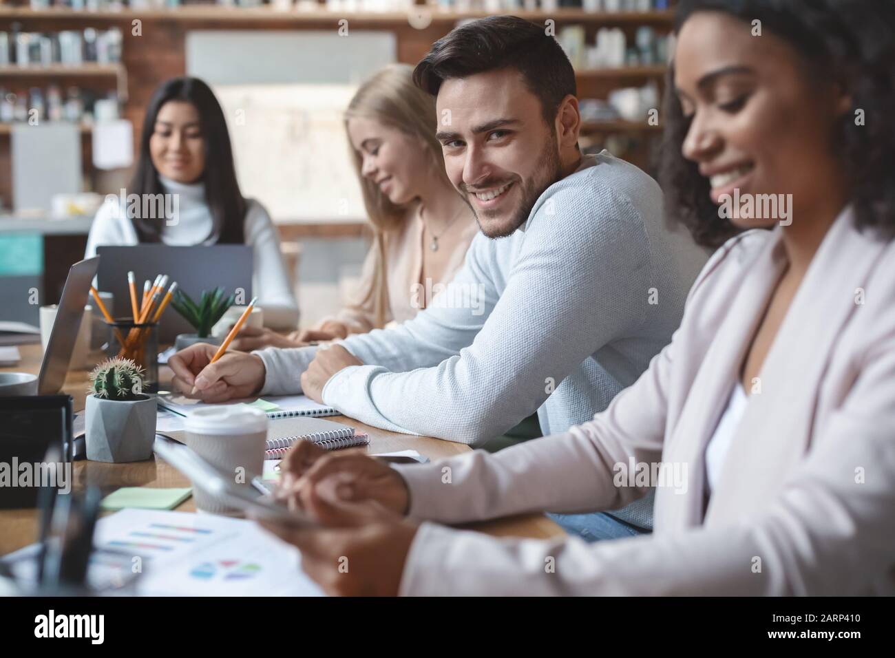 Taking notes office group hi-res stock photography and images - Alamy