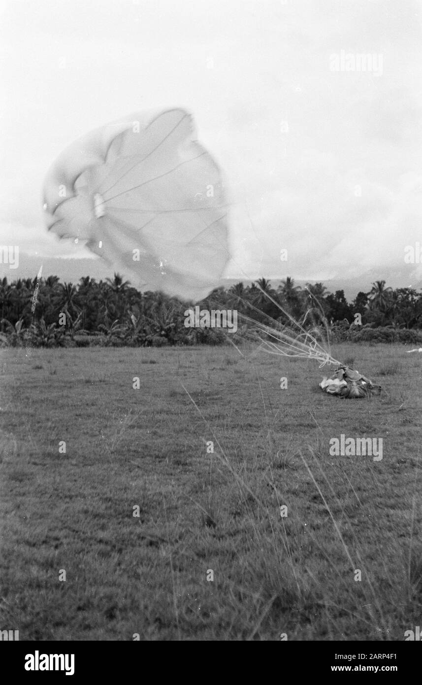 Parachute drop wwii hi-res stock photography and images - Alamy