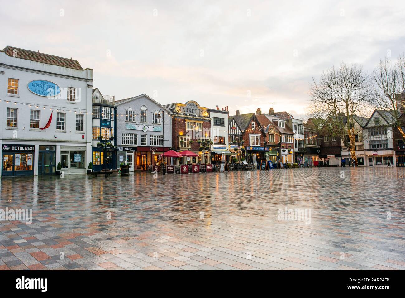 Bars restaurants market square hi-res stock photography and images - Alamy