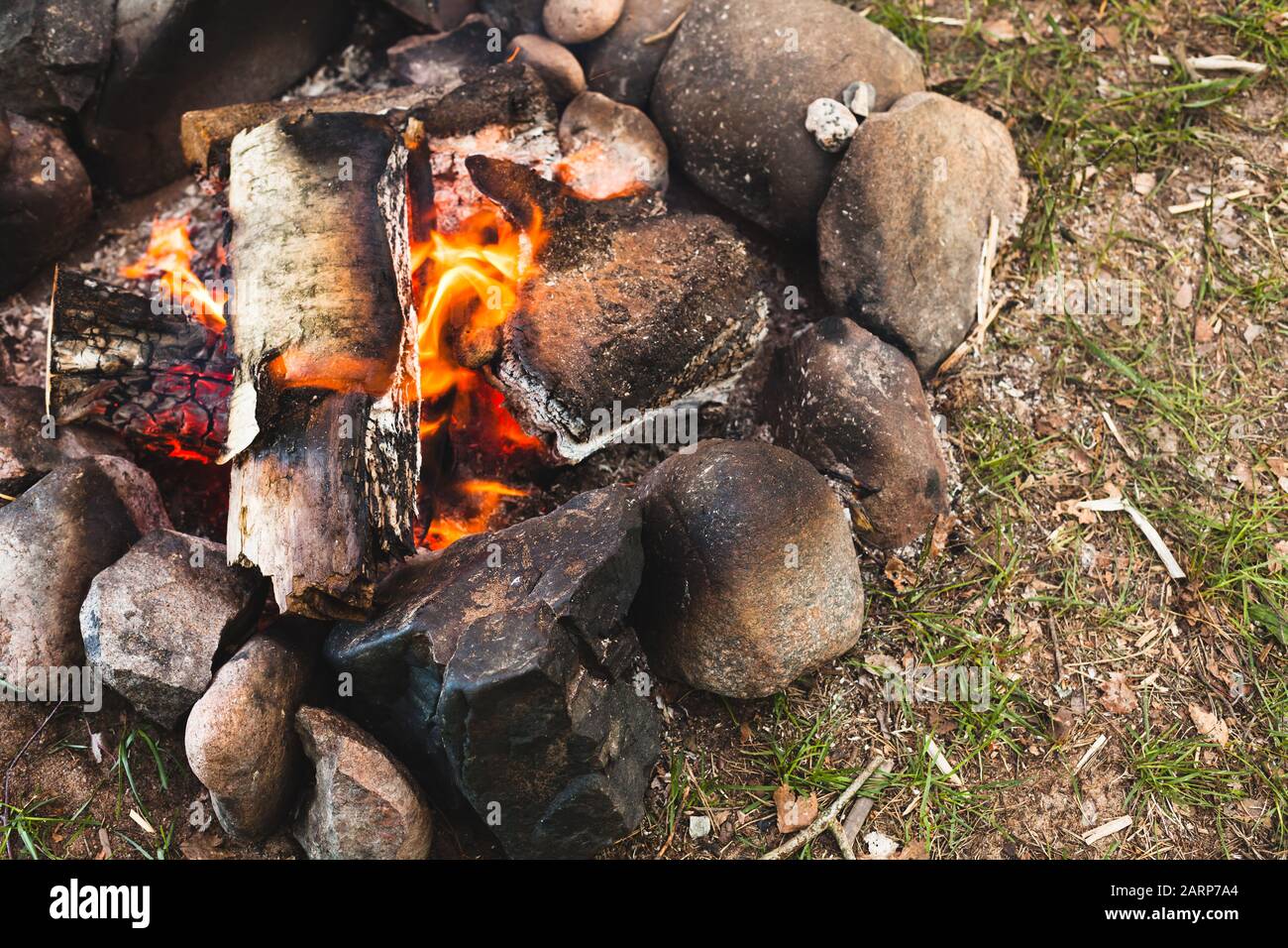 Close-up photo of outdoor bonfire, top view Stock Photo - Alamy