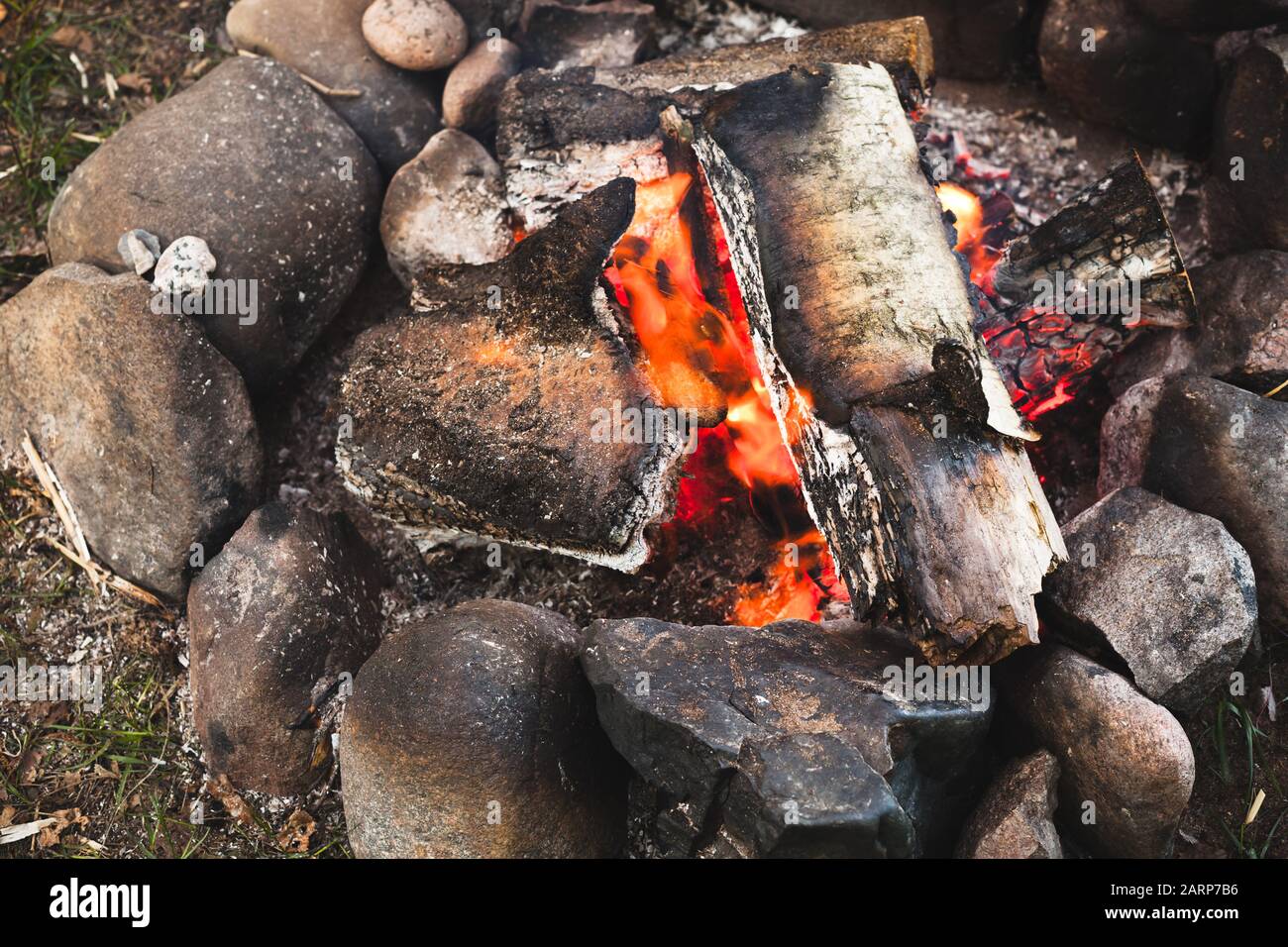 Close up photo of outdoor bonfire, top view Stock Photo - Alamy