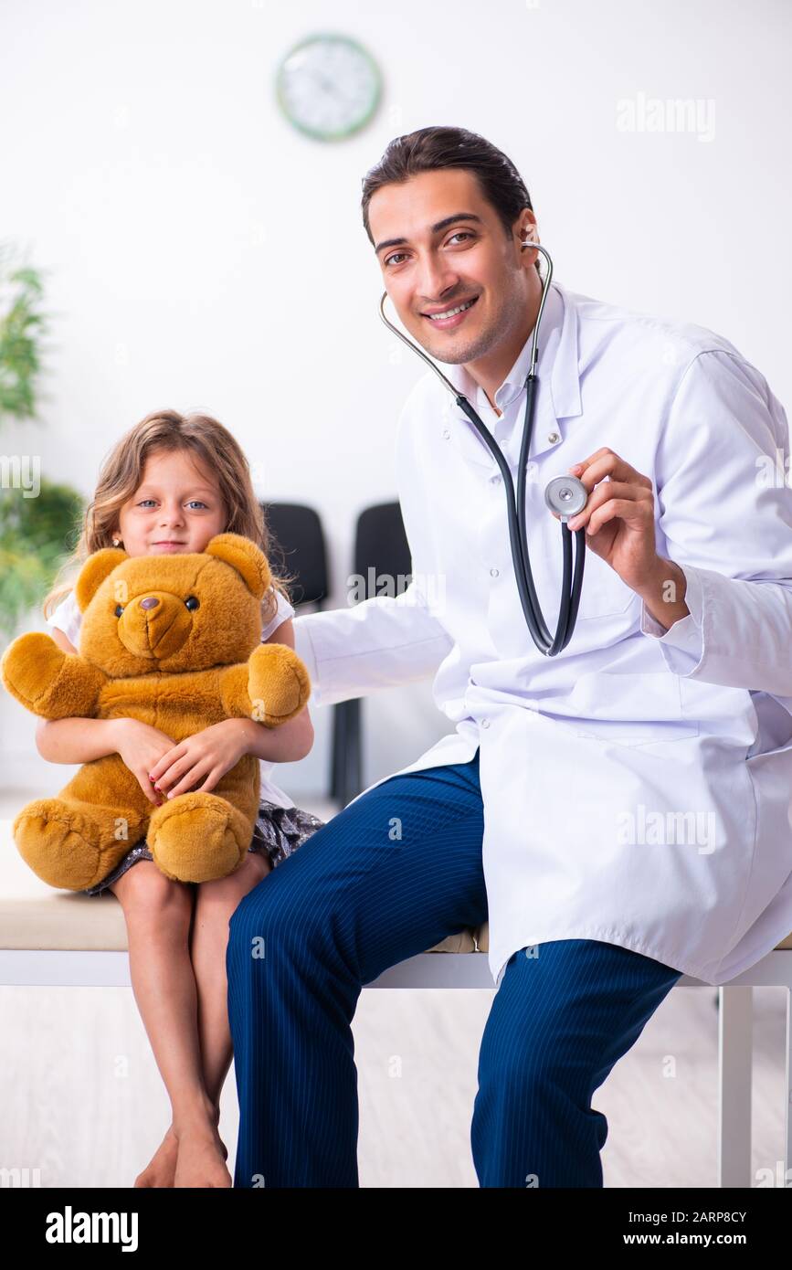 The young doctor pediatrician with small girl Stock Photo - Alamy The young doctor pediatrician with small girl Stock Photo - Alamy
