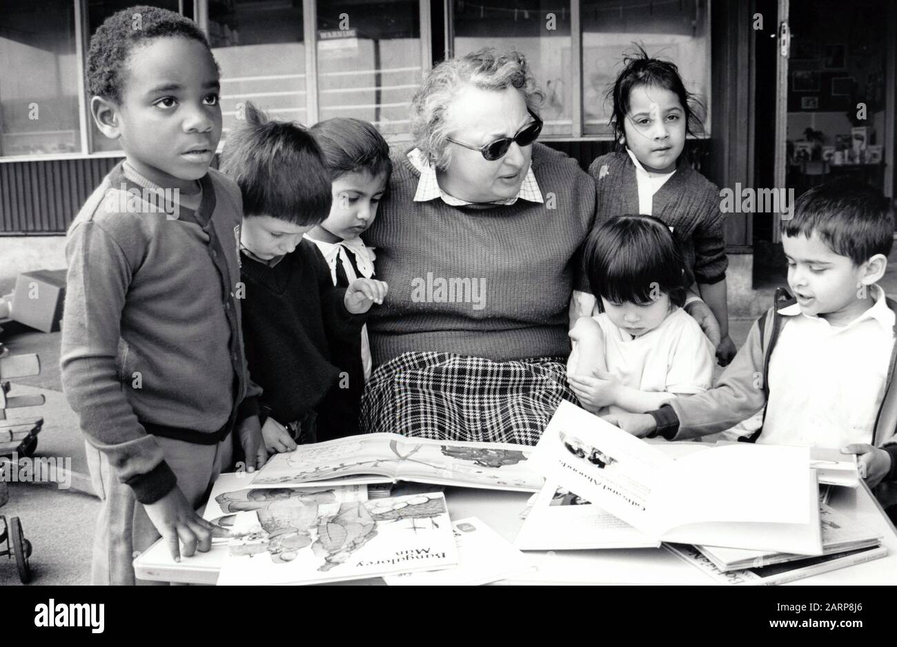Children reading school 1980s hi-res stock photography and images - Alamy