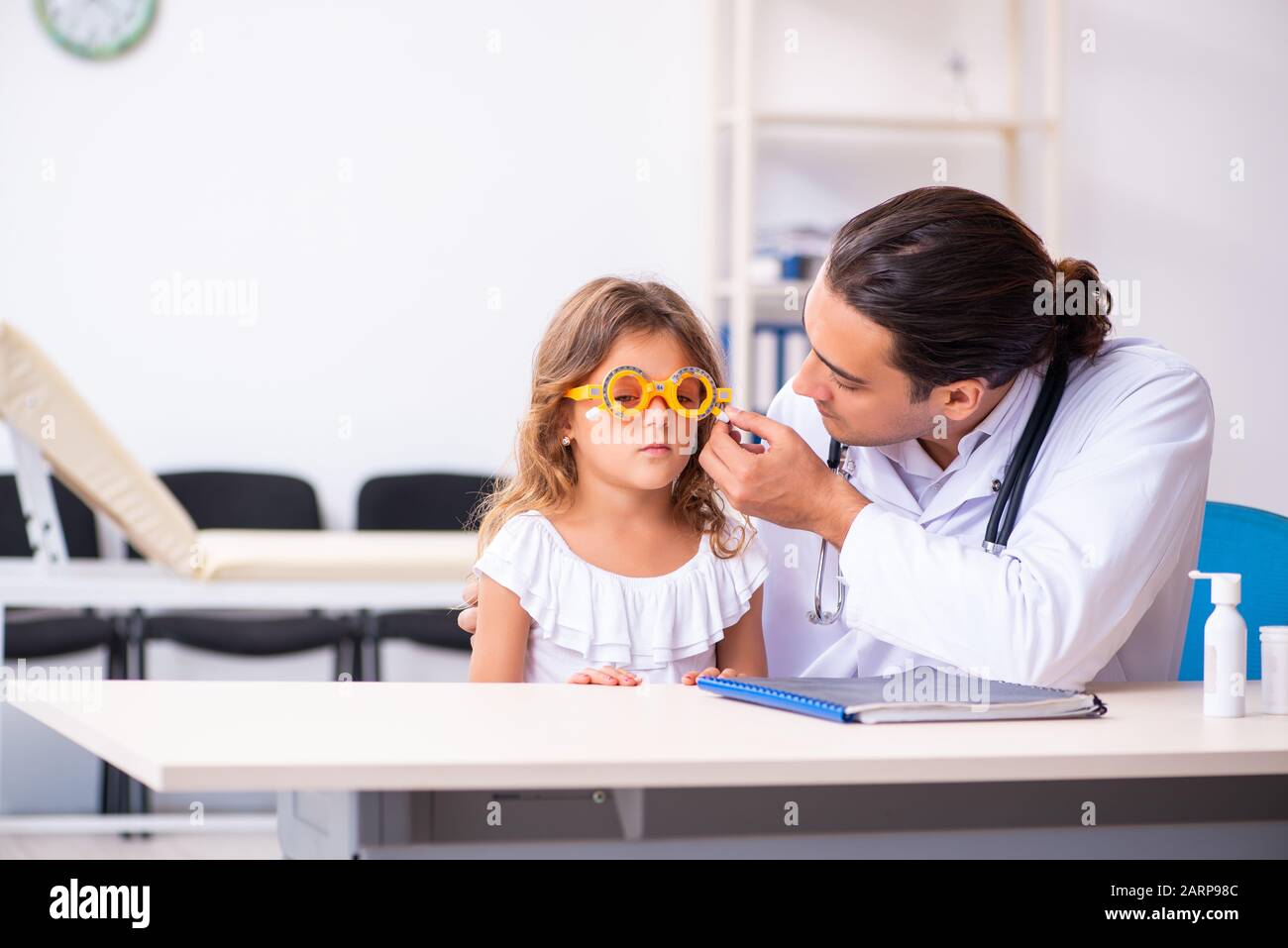 The young doctor pediatrician with small girl Stock Photo - Alamy
