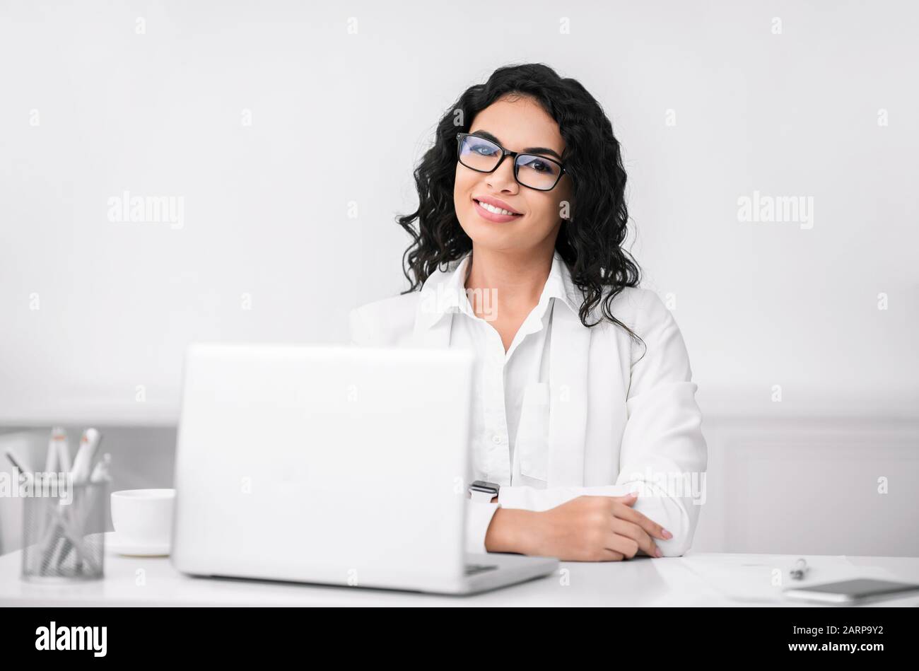 Smiling hispanic secretary hi-res stock photography and images - Alamy