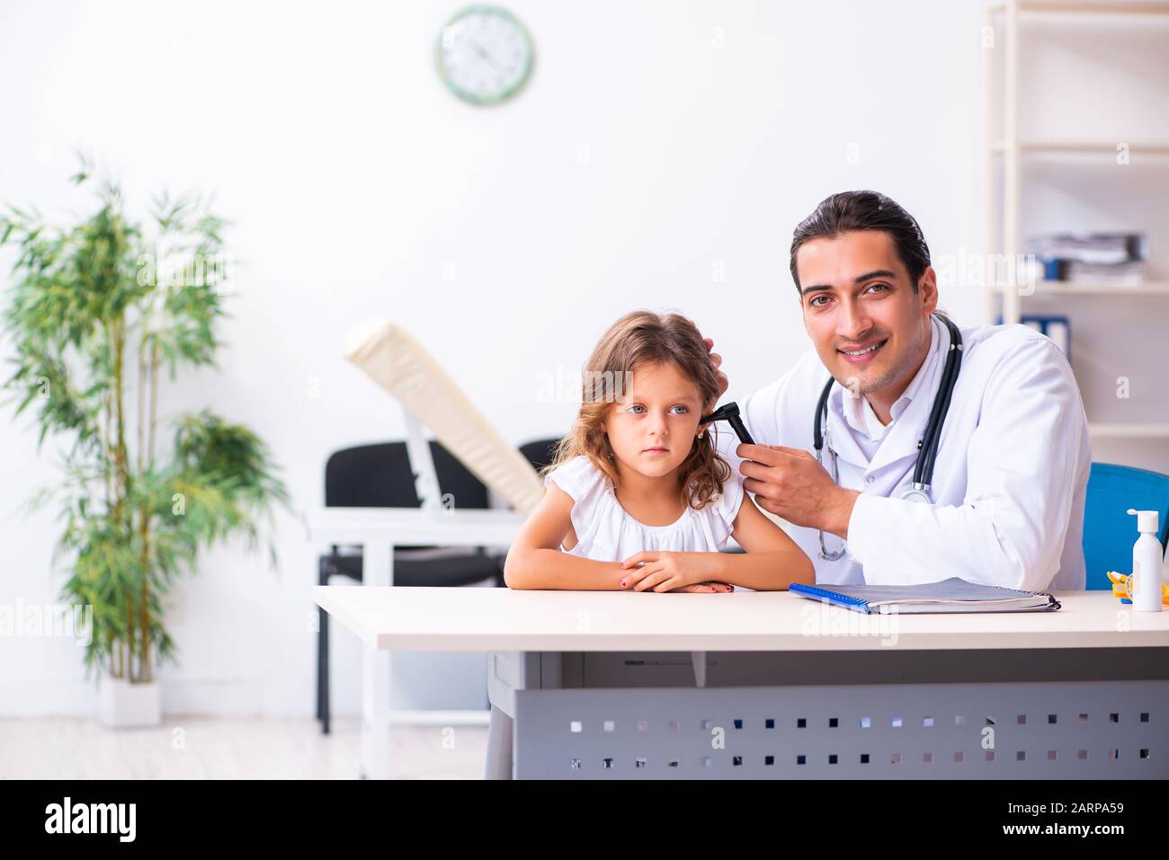 The young doctor pediatrician with small girl Stock Photo - Alamy