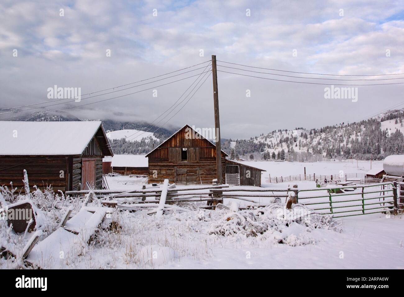 Wooden farm buildings hi-res stock photography and images - Alamy