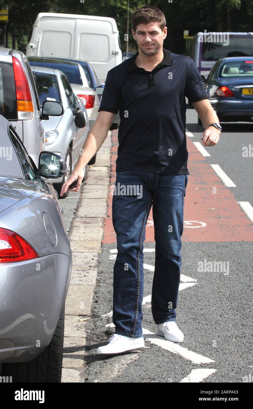 Liverpool,Uk Lfc legend Steven Gerrard signing his book before leaving ...