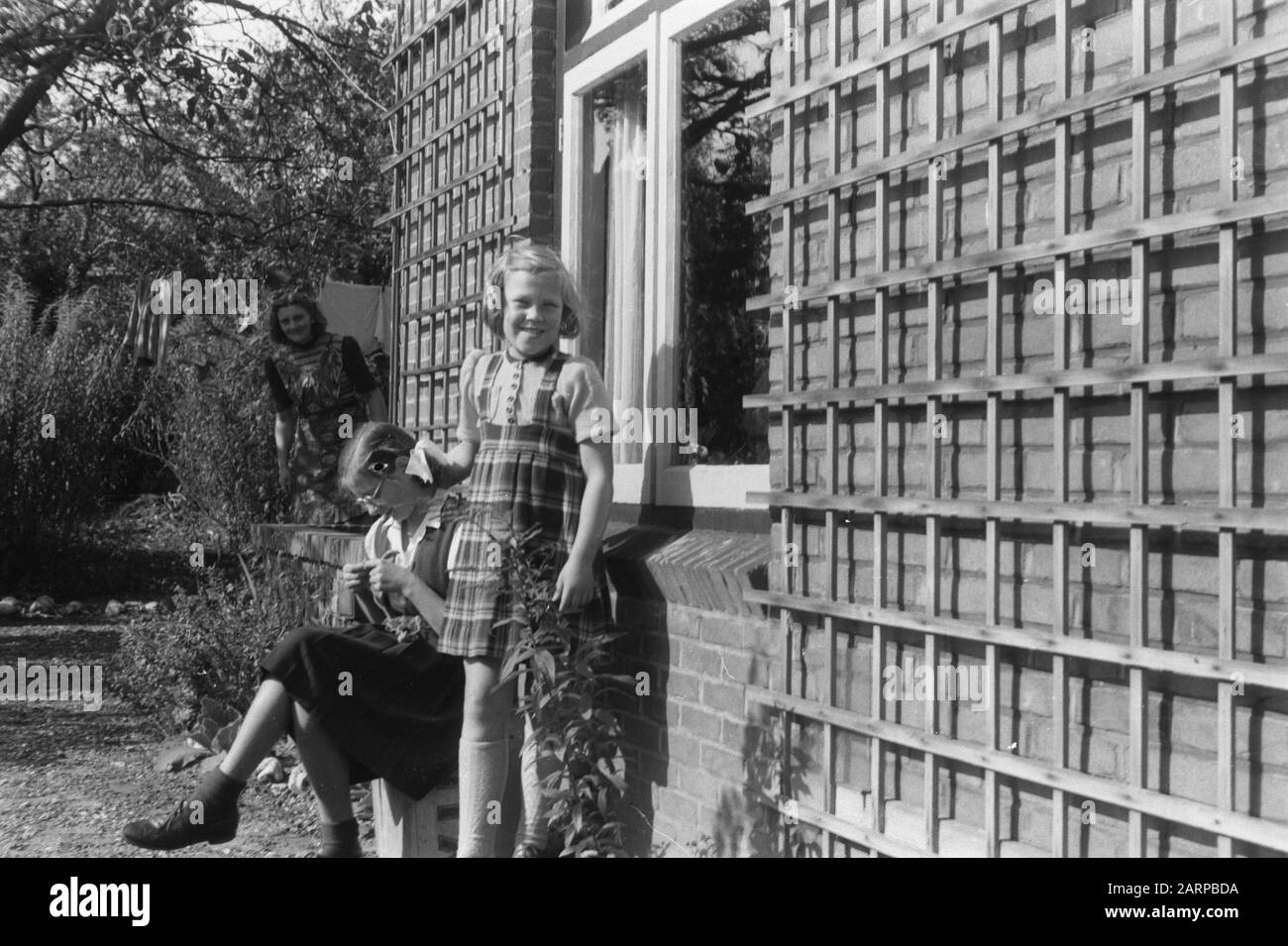 buildings, girls Date: 1950 Keywords: buildings, girls Stock Photo - Alamy