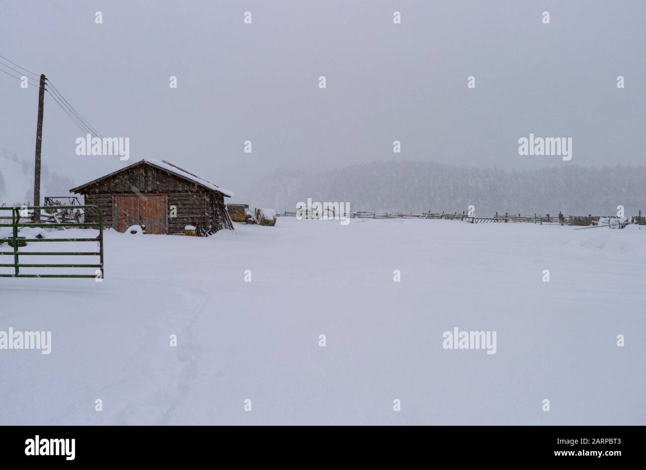 Old farm barn in montana hi-res stock photography and images - Alamy
