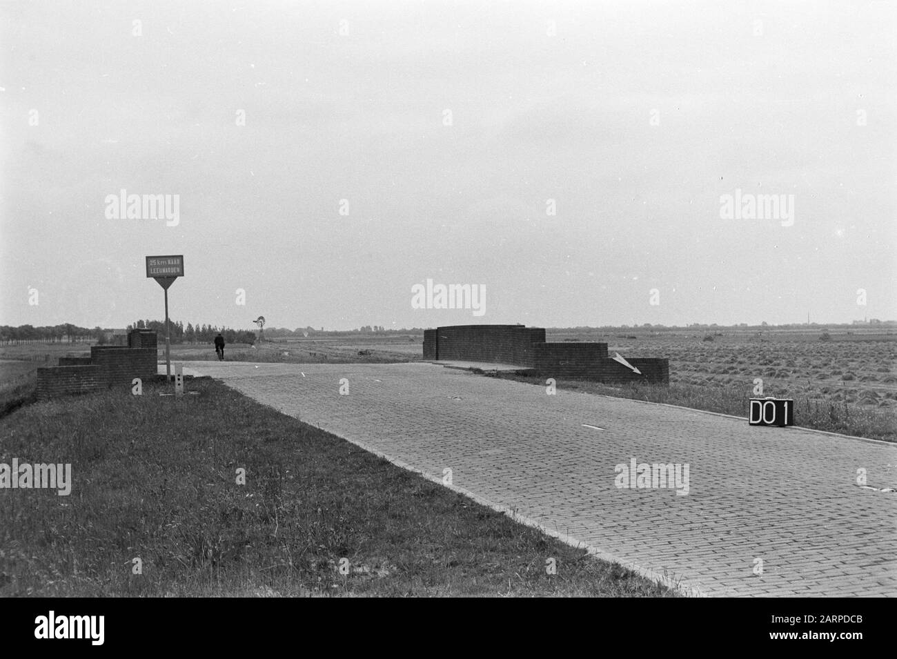 25 km sign Black and White Stock Photos & Images - Alamy