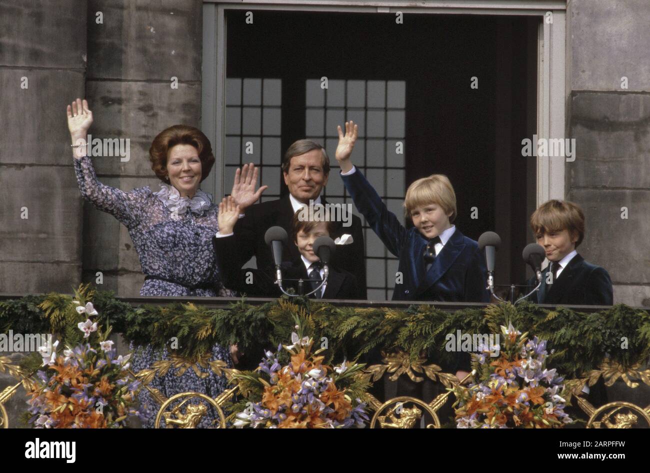 Throne change April 30: balcony Palace; swinging Queen Beatrix and ...