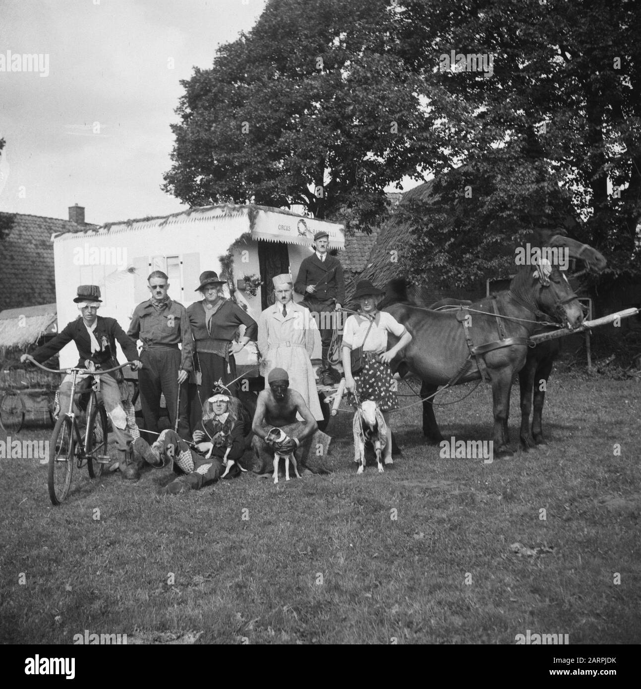 People dressed in wwii Black and White Stock Photos & Images - Alamy