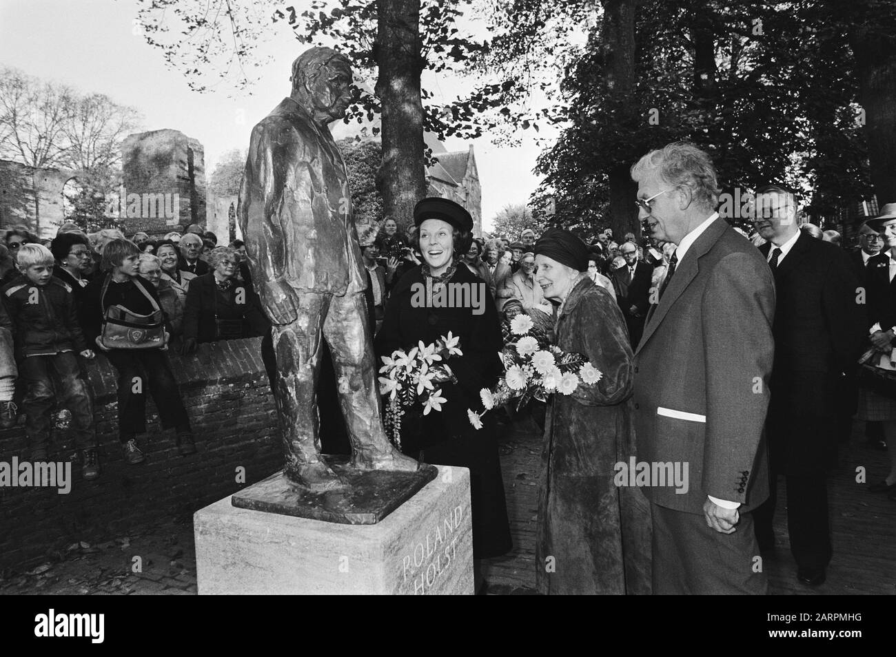 Reveal in Bergen by Princess Beatrix of the statue of Adriaan Roland ...