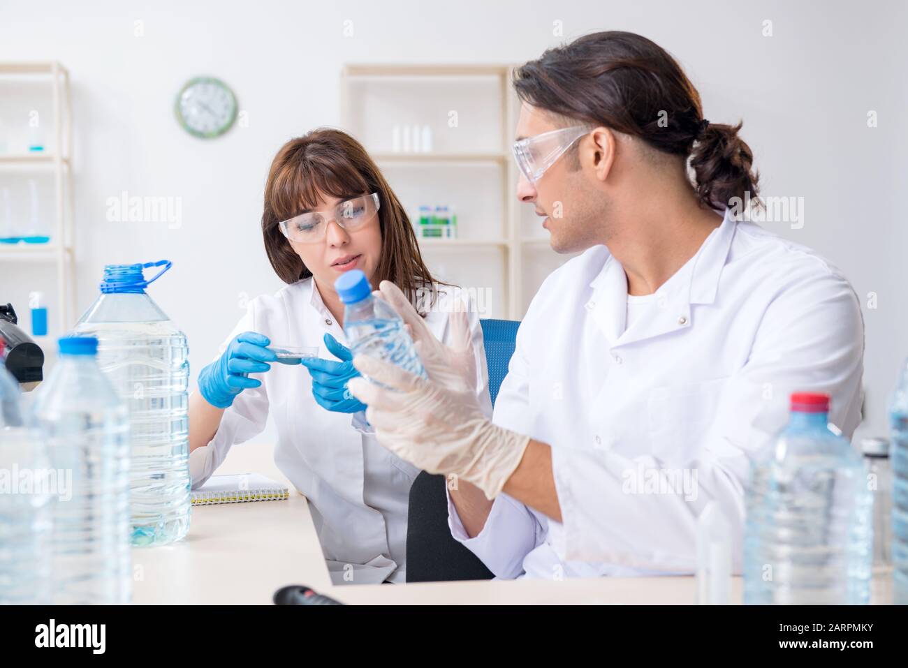 The two chemists working in the lab Stock Photo - Alamy