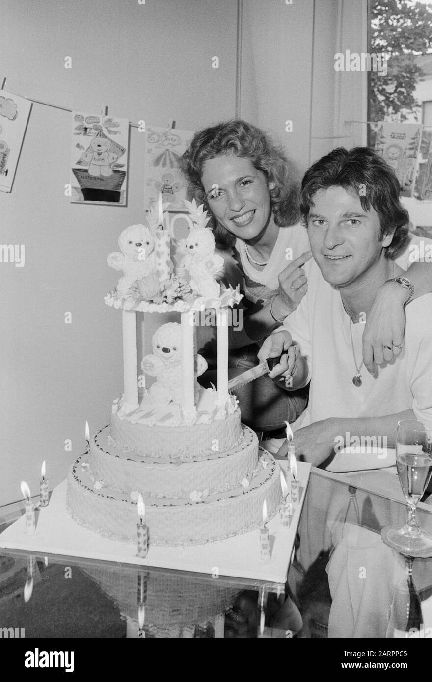 Ulli Martin, deutscher Schlagersänger, mit Freundin und Torte in ...
