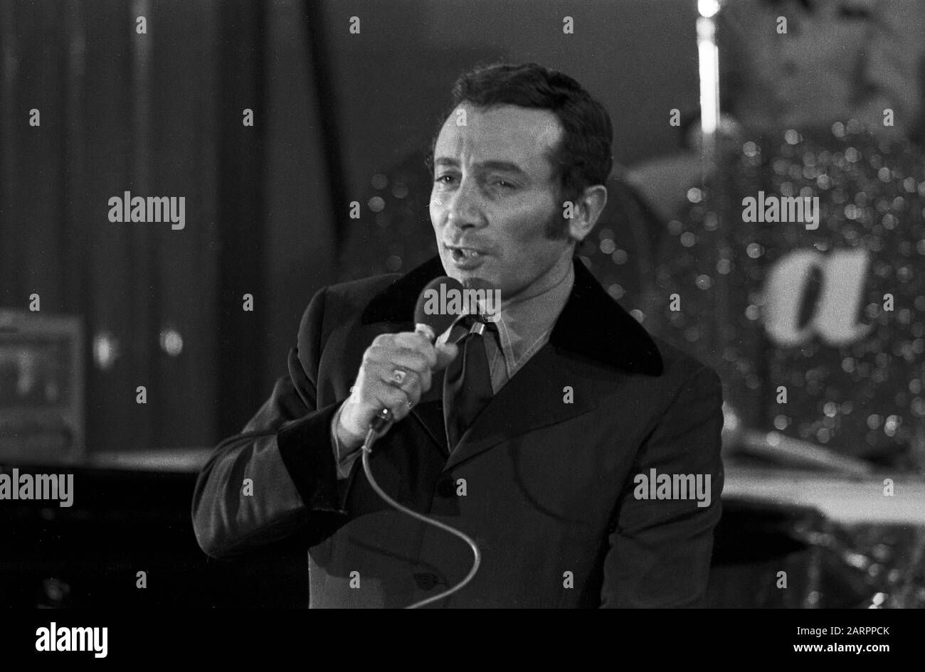 Al Martino, amerikanischer Sänger, bei einem Auftritt mit der James ...