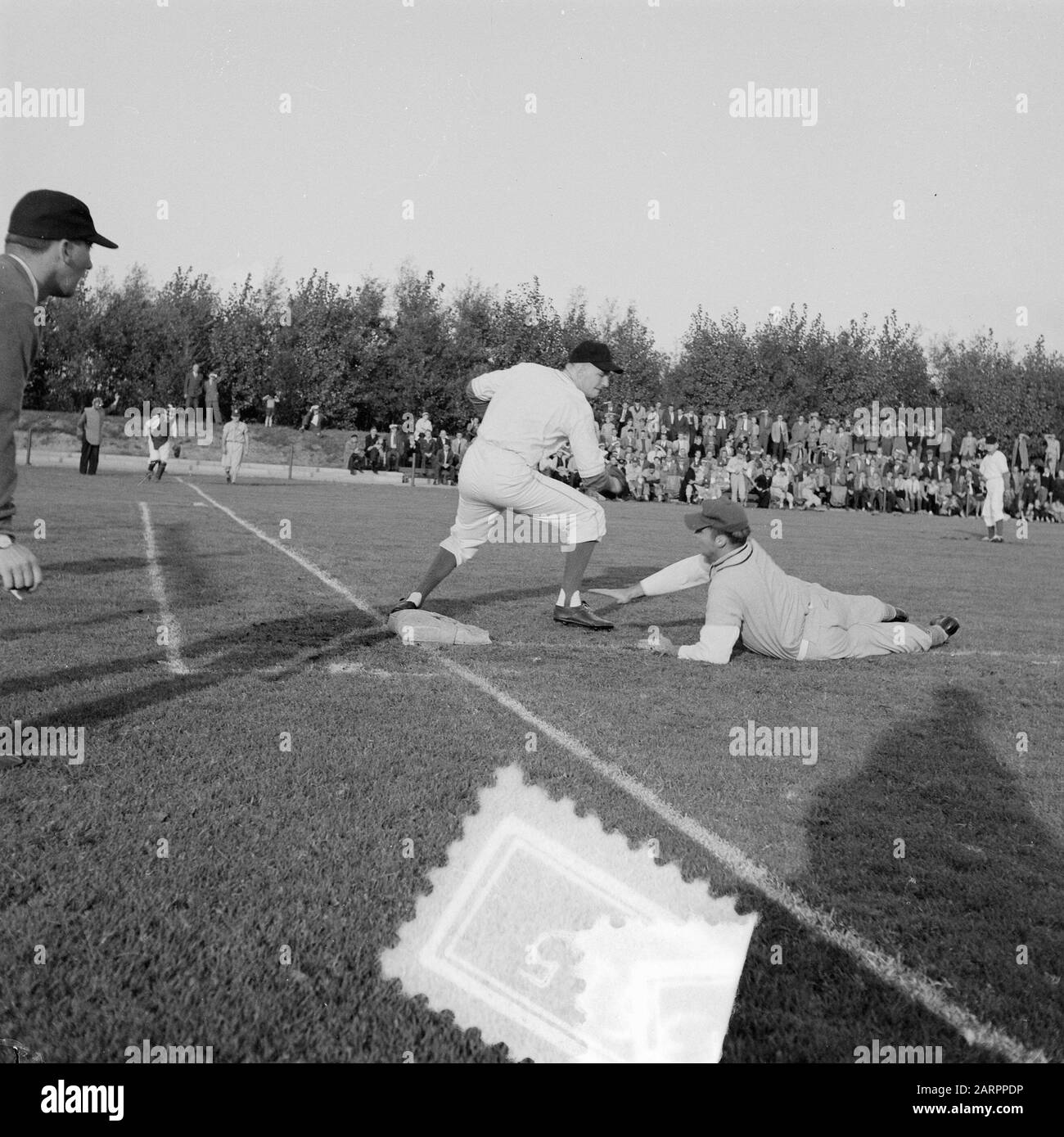 Baseball Dutch B team against American sailors 7- Date: October 1, 1955 ...