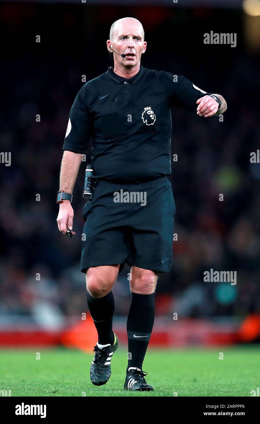 Match referee Mike Dean Stock Photo - Alamy