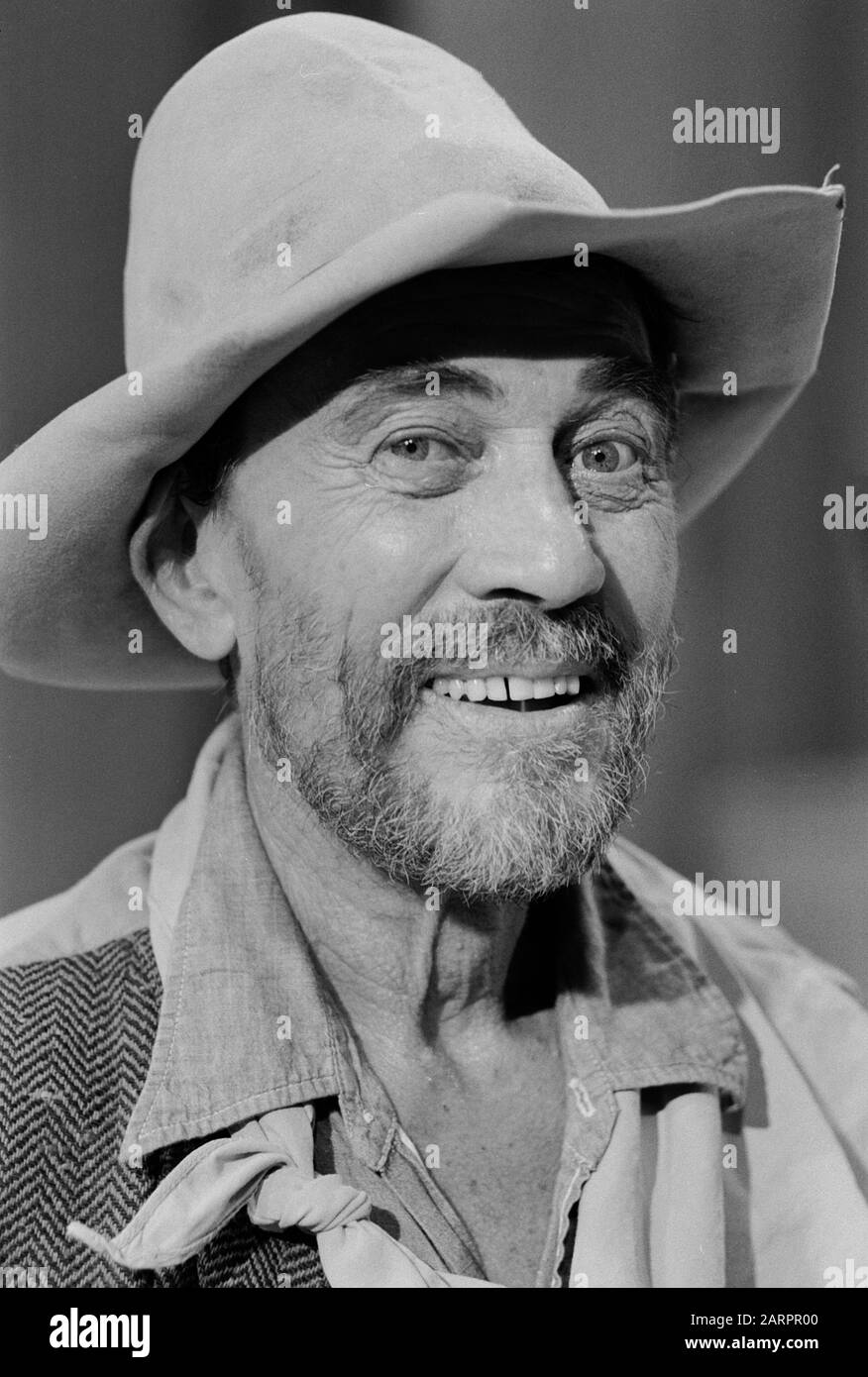 Ken Curtis, amerikanischer Schauspieler, bei einem Fernsehauftritt in ...