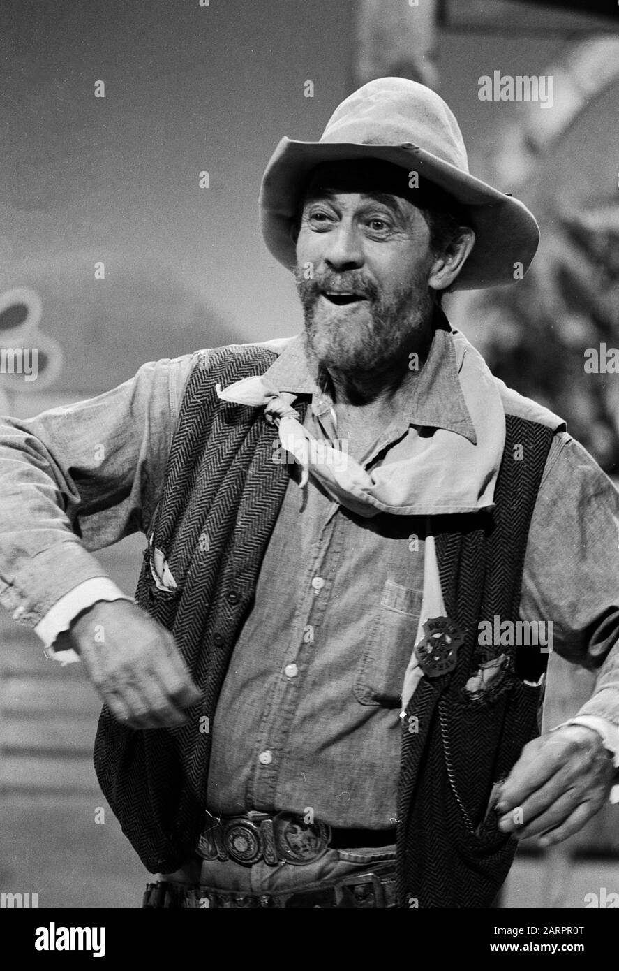 Ken Curtis, amerikanischer Schauspieler, bei einem Fernsehauftritt in ...