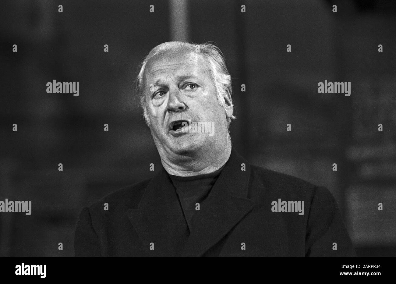 Curd Jürgens, österreichischer Schauspieler, in der Show "Der goldene ...