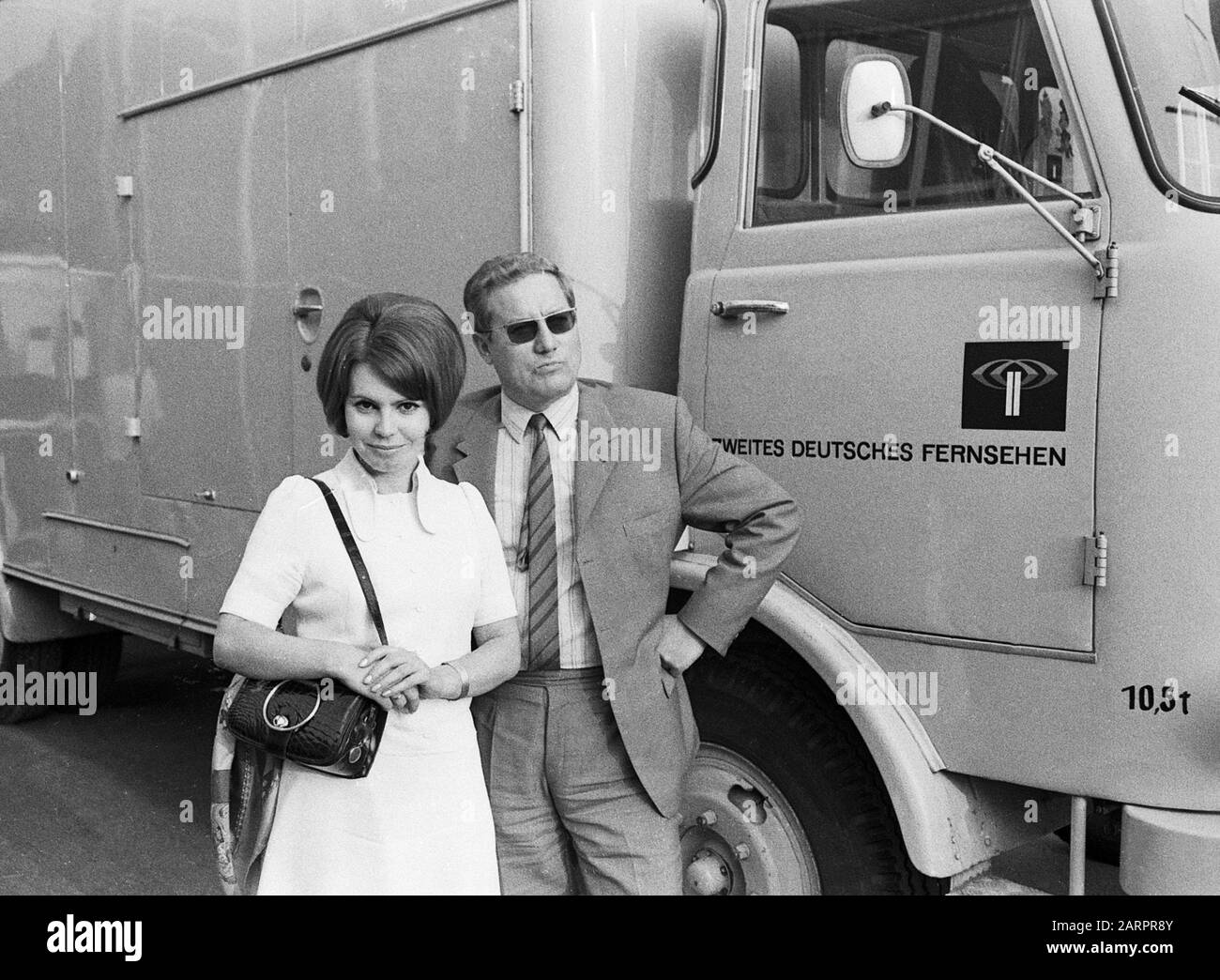 Heinz Wrobel, deutscher Fernsehjournalist und Nachrichtensprecher, mit ...