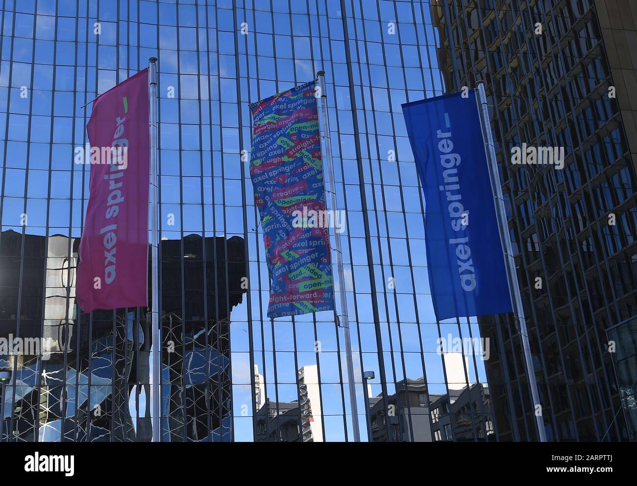 Springer logo hi-res stock photography and images - Alamy