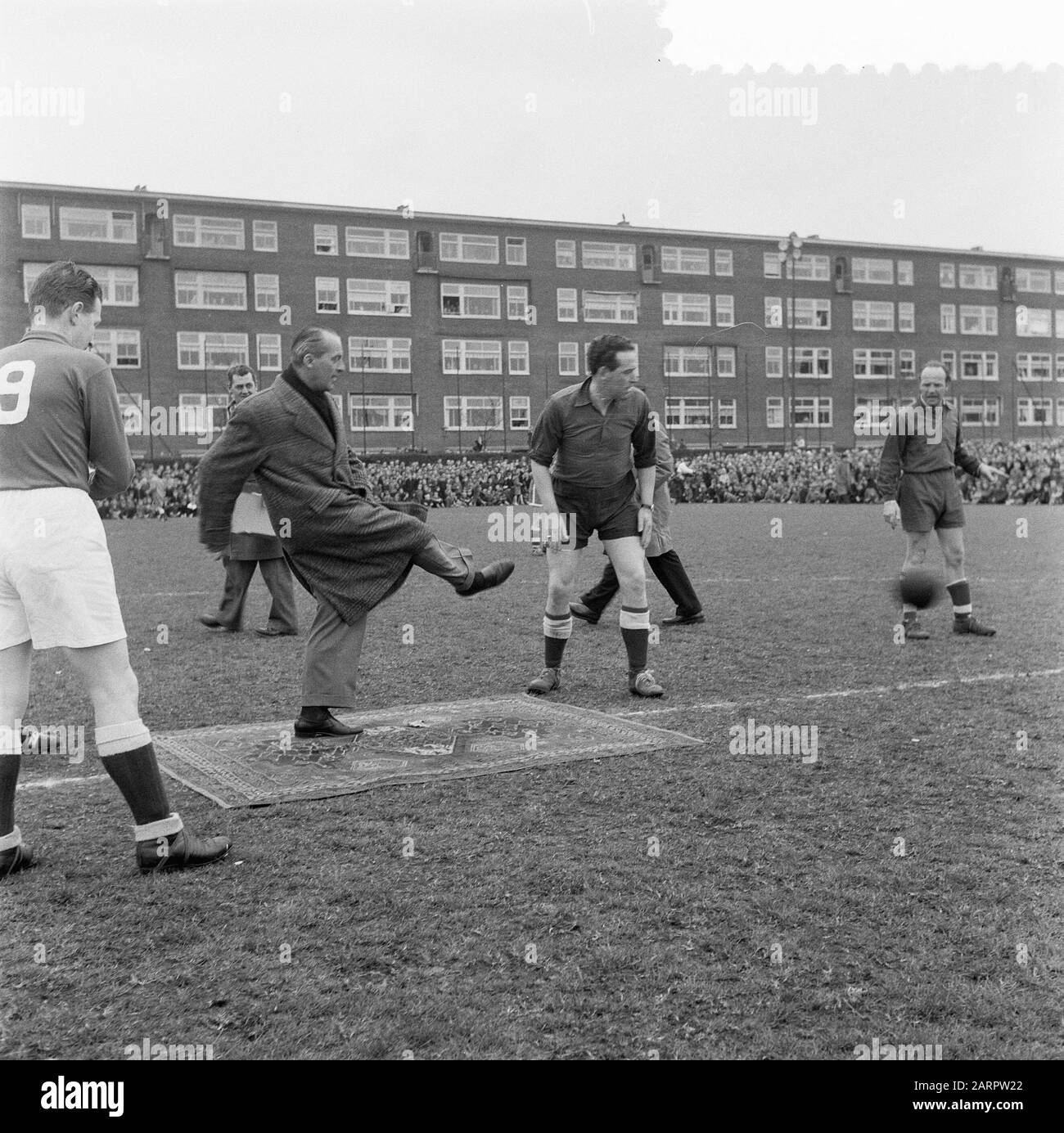 Football. AVRO versus Club of 100. Johan Bodegraven kickoff Date: 10 ...