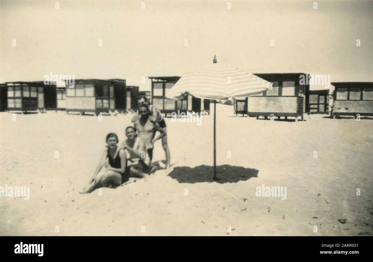 1920s beach huts hi-res stock photography and images - Alamy